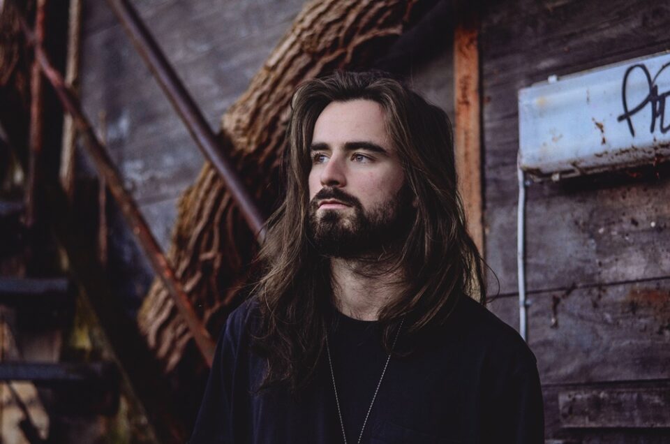 ALEXANDER WOODS Shares Visuals for New Single ‘I Know’ – GIG GOER